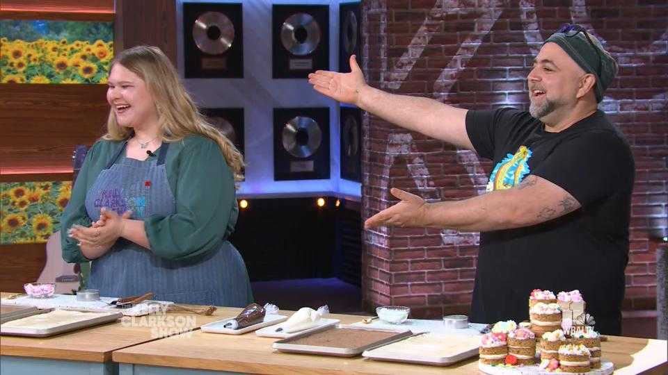 'Kelly Clarkson Show' surprises Maryland teen baker
