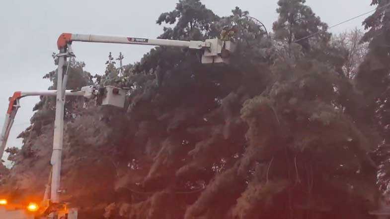 Wisconsin power outages: Icing on power lines is causing outages