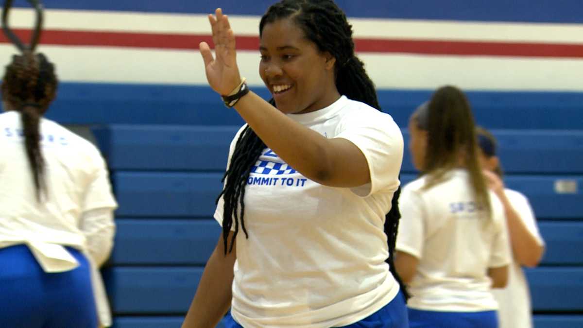 Former Sacred Heart Academy basketball star returns to help teach at UK ...
