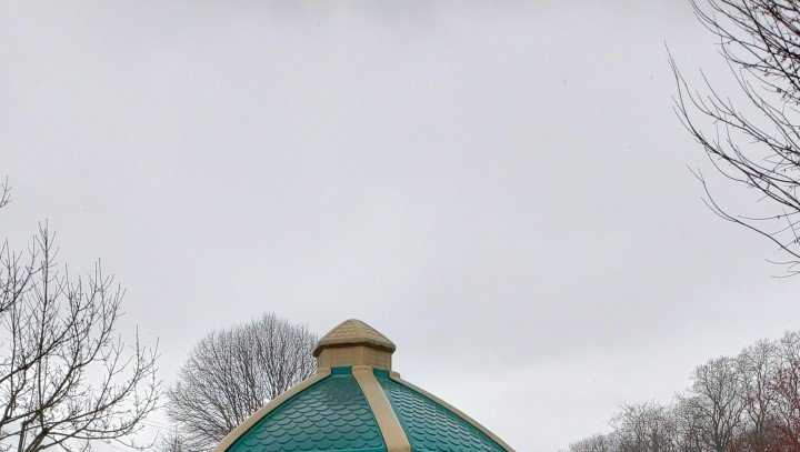 Pittsburgh fencing off play equipment, removing swings from parks