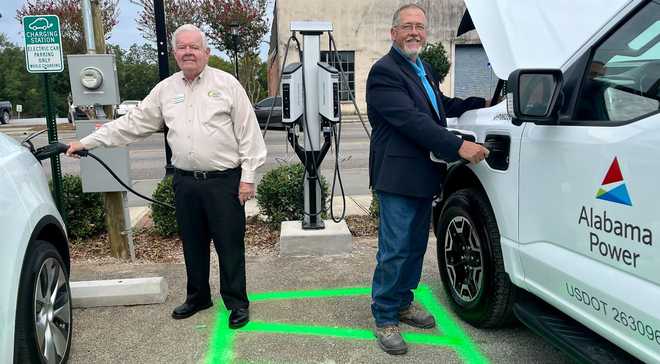 New electric vehicle charging station celebrated in Montevallo