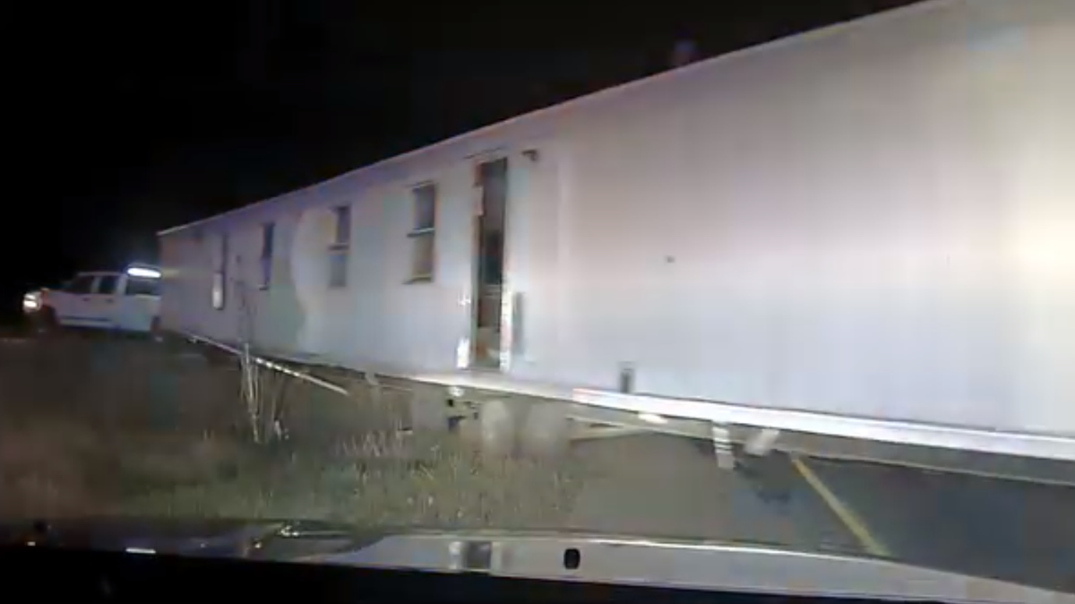 Excelsior Springs police chase suspect, house