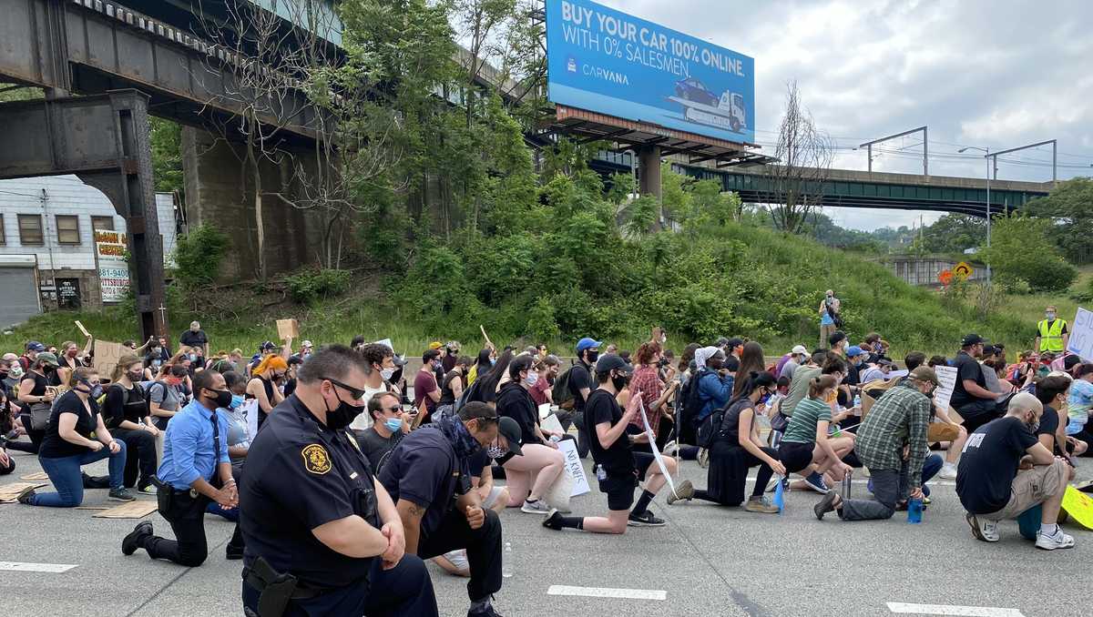 WATCH: Pittsburgh police chief kneels beside protesters