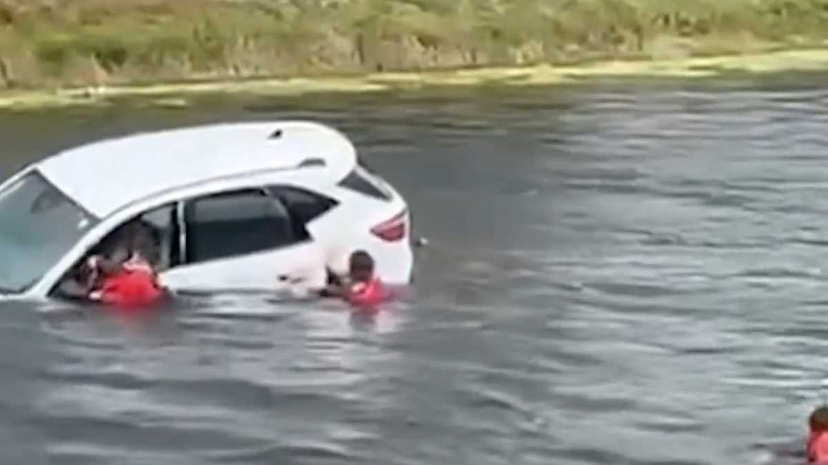 Man dies after Florida firefighters fail rescue from sinking car