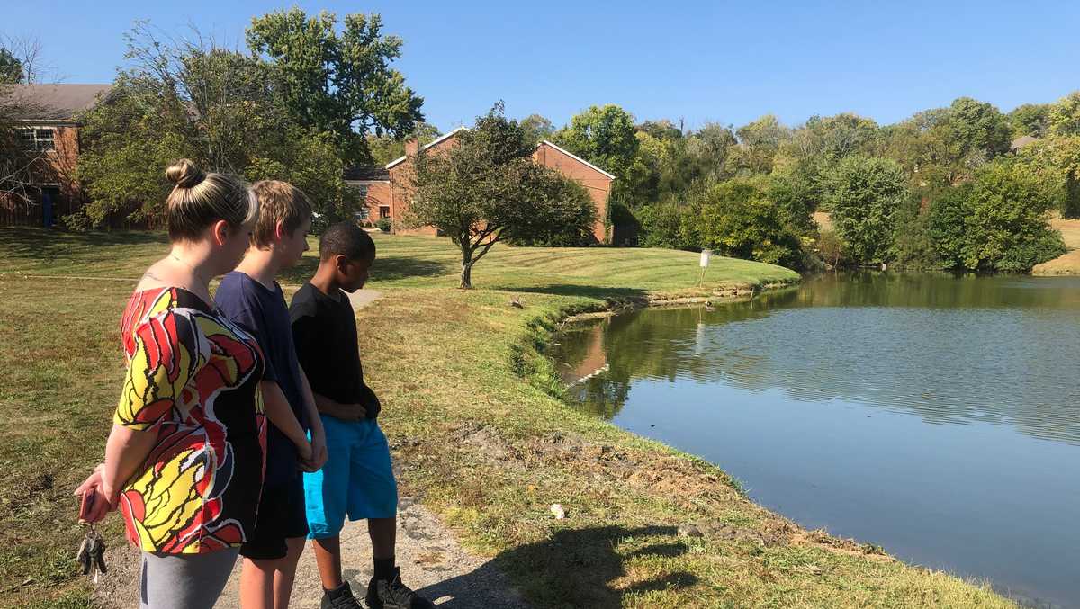 Children comfort toddler, call 911 after spotting father, daughter ...