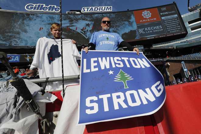 Patriots hold moment of silence for Maine shooting victims