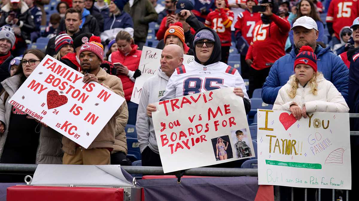 Photos of Taylor Swift's visit to Gillette for Patriots-Chiefs