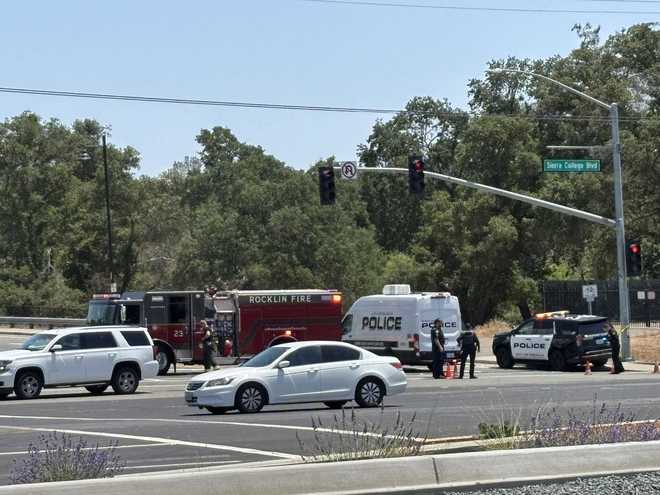 Driver dies after vehicle crashes into rock wall in Rocklin