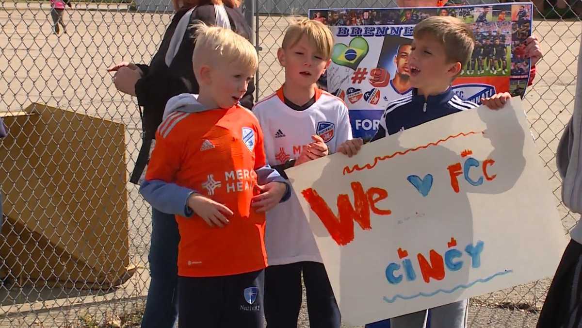 FC Cincinnati fans send players off ahead of Philadelphia playoff game