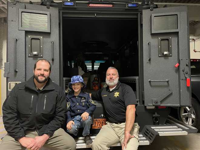 Gingerbread jailhouse: Boy gifted tour of sheriff's office