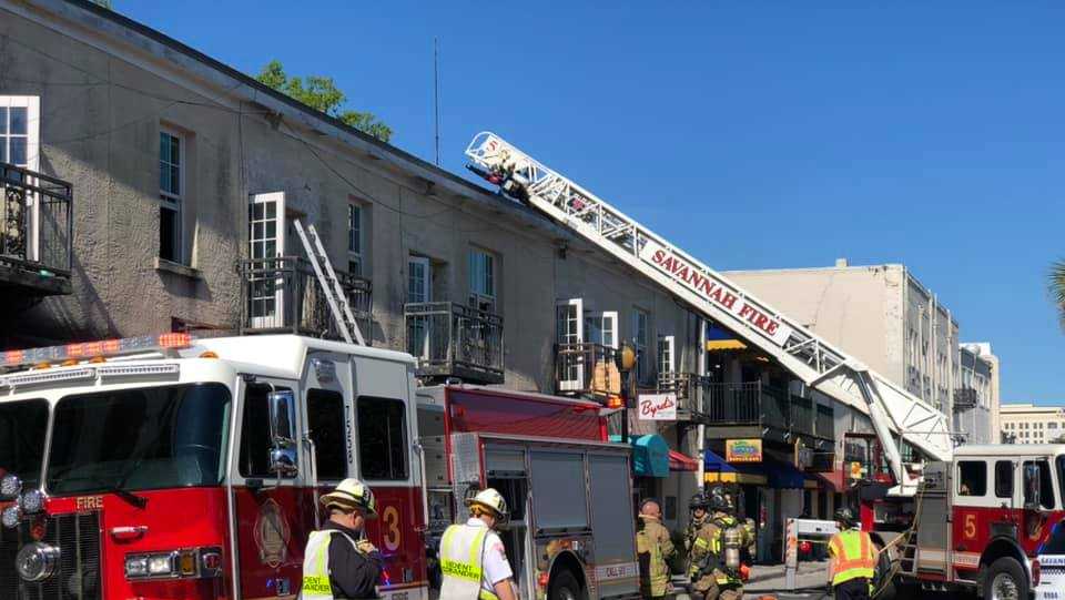 Firefighters extinguish blaze on Savannah's River Street