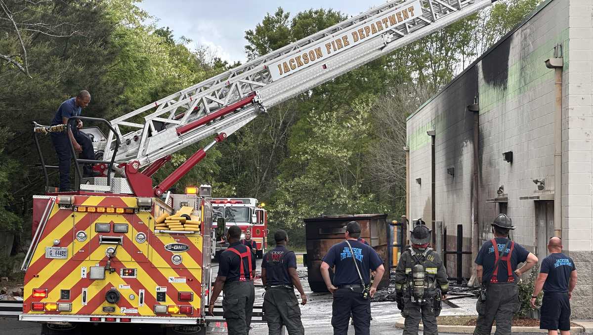 Rising smoke appeared to show Dollar Tree on fire