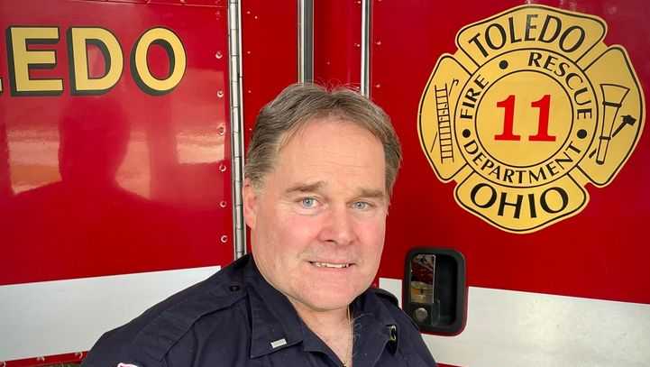 Off-duty firefighter saves hockey player who fell unconscious