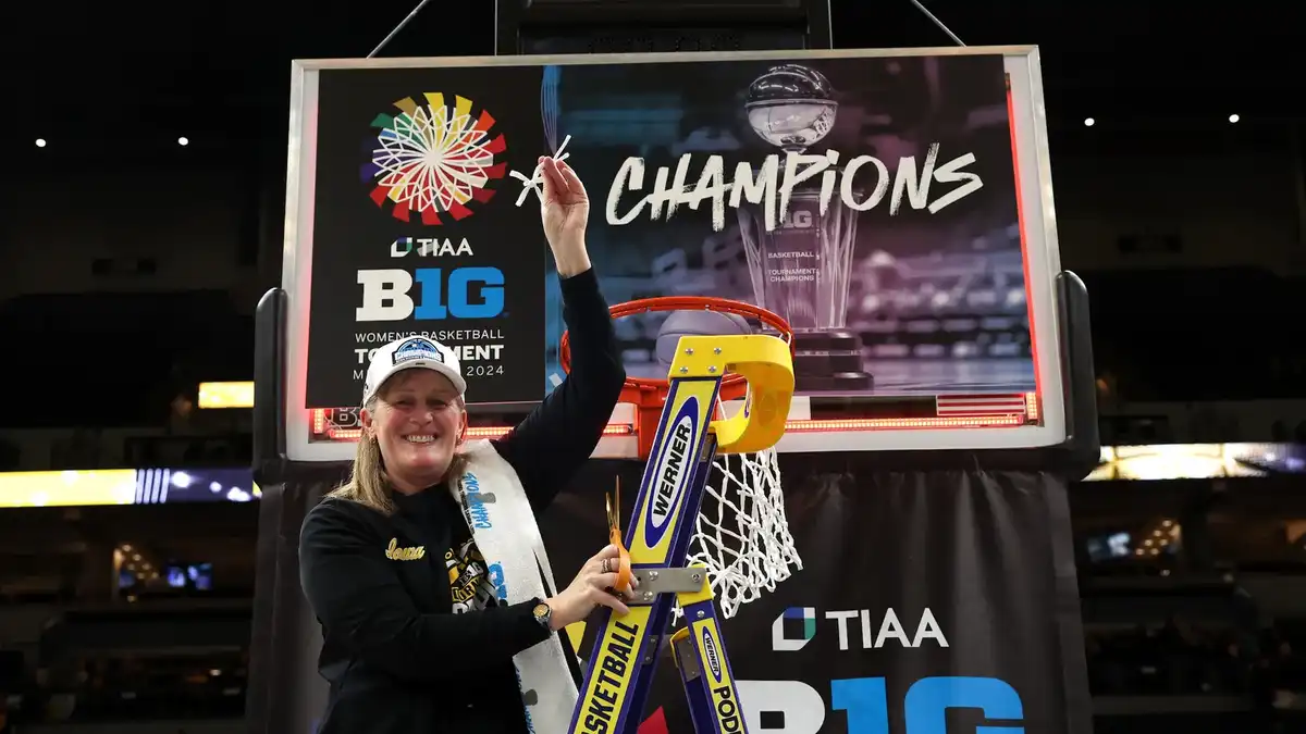 Iowa basketball: Hawkeyes assistant Jenni Fitzgerald retires