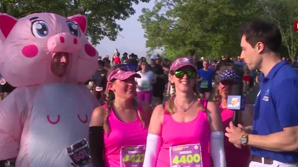 Man dressed as pig running 2024 Flying Pig marathon. Here's why.