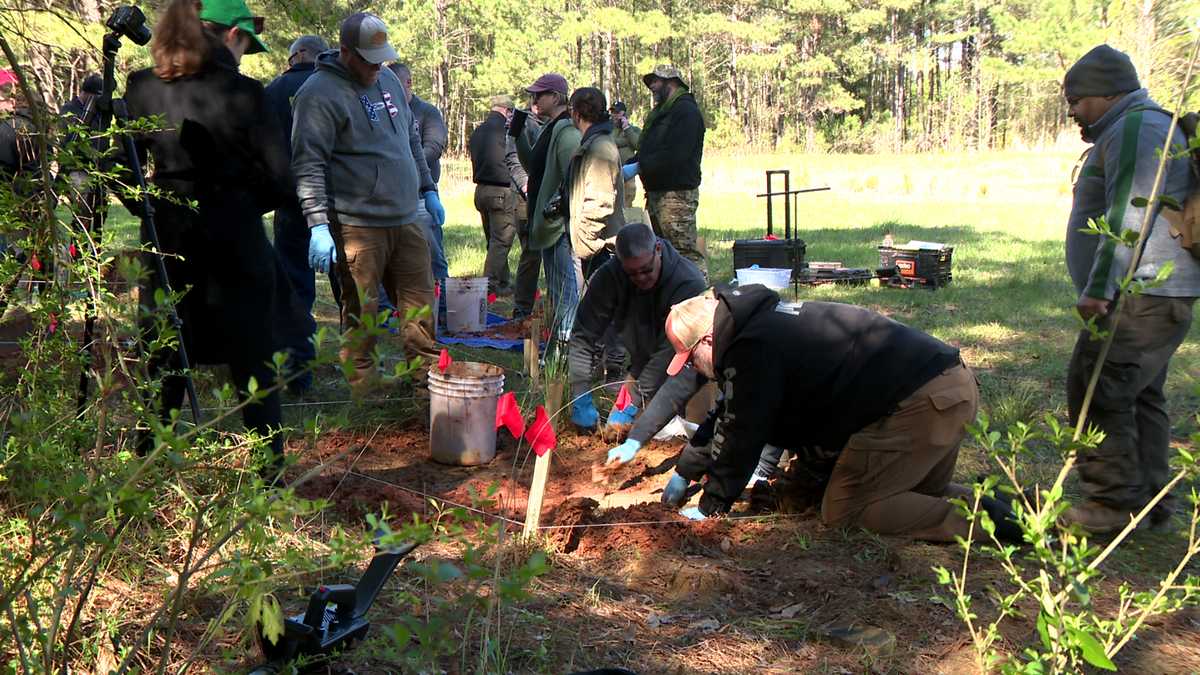 Investigators comb through a Mississippi farm field looking for bodies ...
