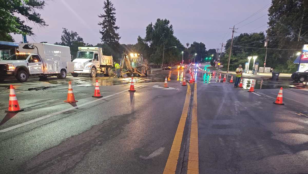 Water main break causes road to buckle on Dixie Highway; lanes closed