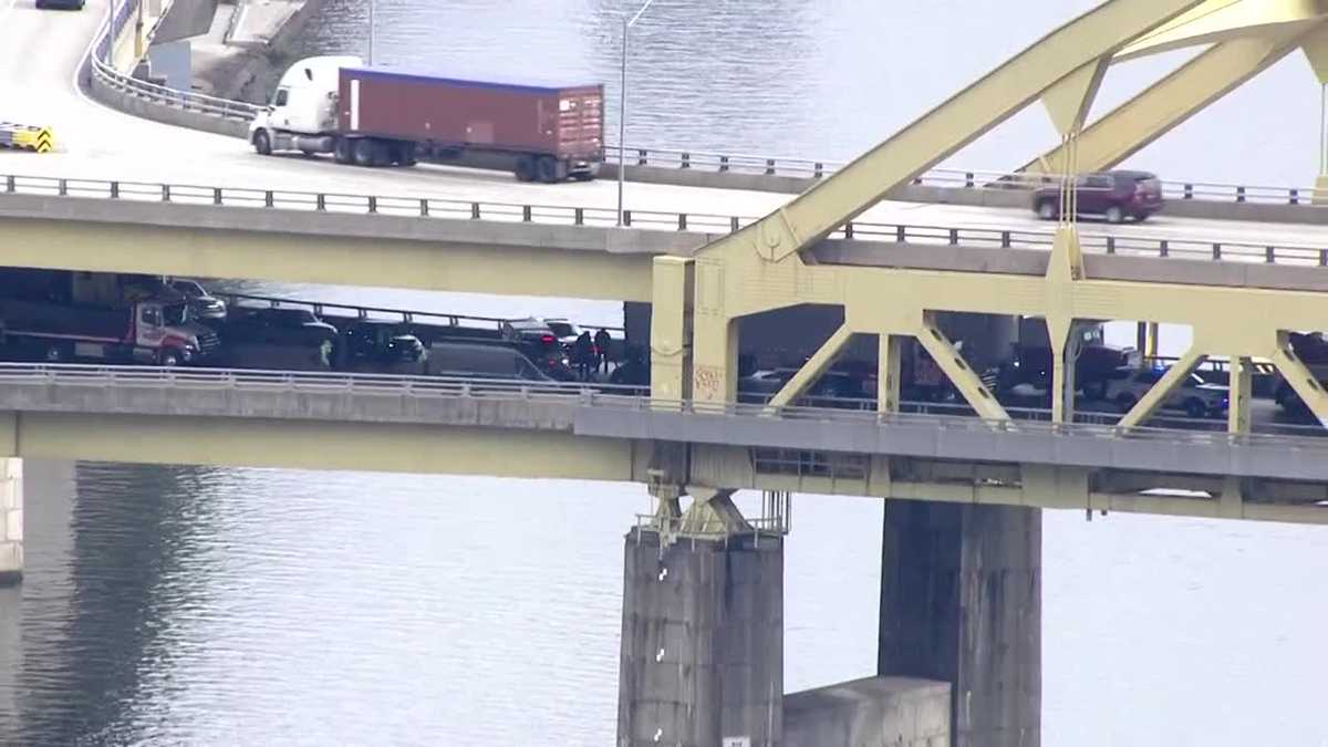 Fort Pitt Bridge crash blocking Pittsburgh outbound traffic