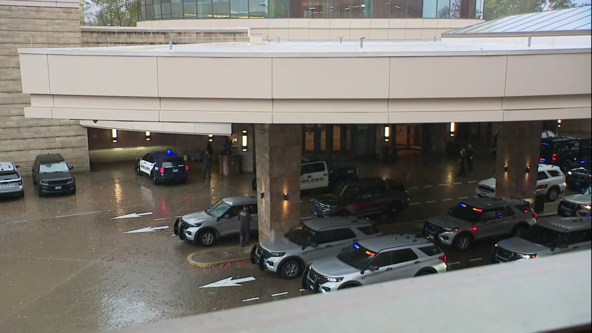 Police swarm hotel tower at Foxwoods Resort Casino