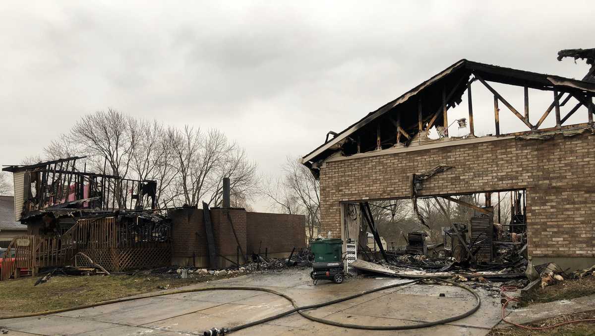 2 houses destroyed by overnight Warren County fire