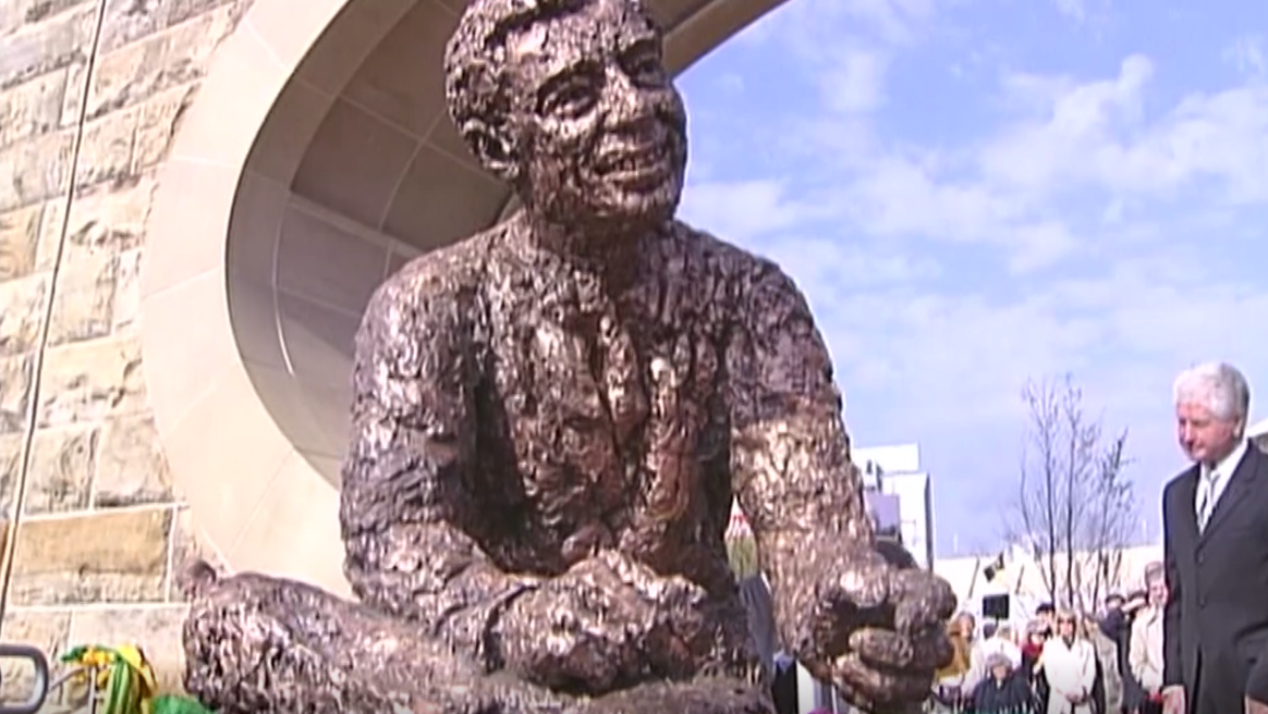 10 years ago today: Fred Rogers sculpture unveiled on Pittsburgh's ...