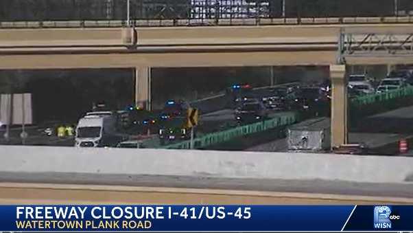 Milwaukee multiple vehicle crash reported closes freeway