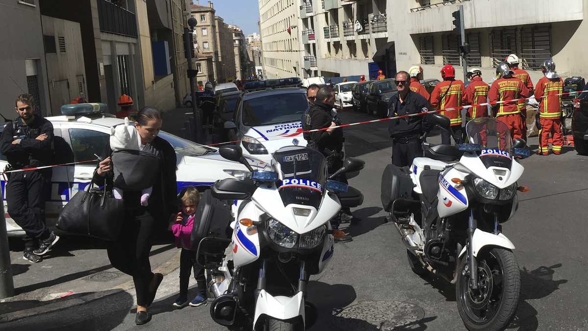 Official: French police thwart terror attack days before election