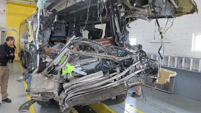 'Sudden air loss' in tire may have caused deadly bus crash on I-40