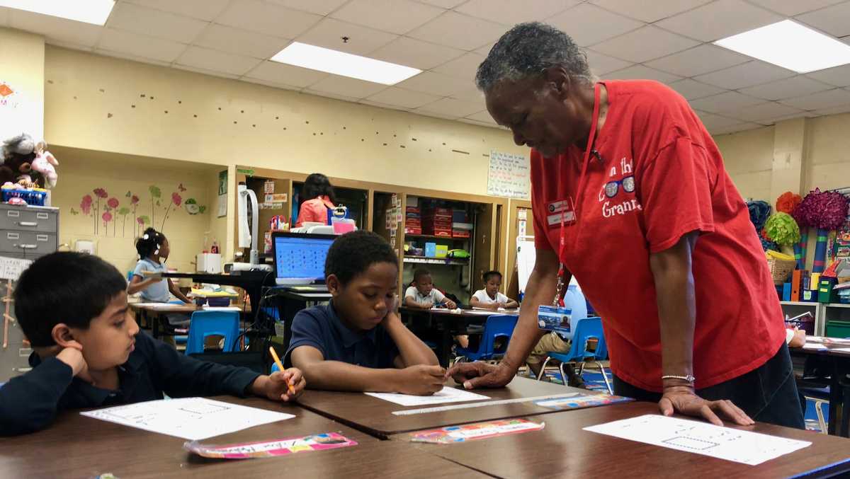 Foster grandparents encourage Louisville elementary students