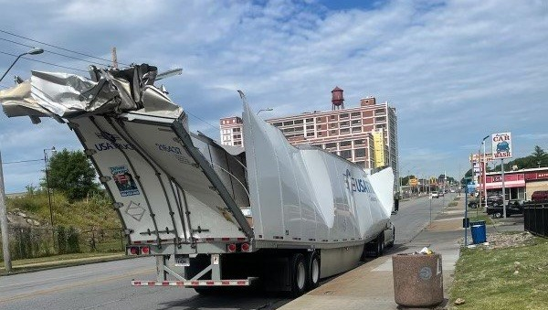KC's Independence Ave. Bridge makes morning meal out of semitruck