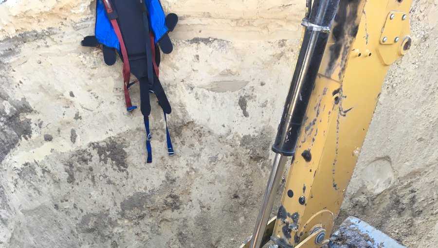 Buried alive: Florida man unearthed by rescuers survives