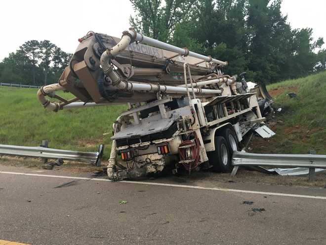 18-Wheeler leaves roadway, and crashes on I-55 in Copiah County