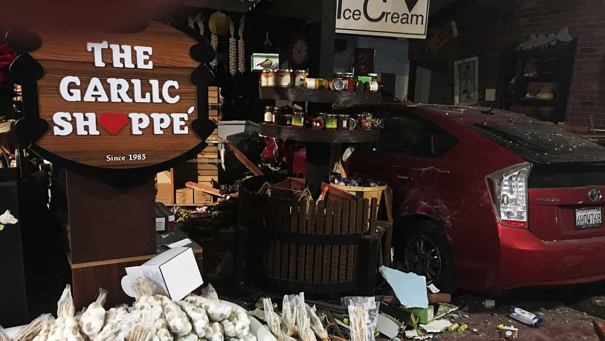 PHOTOS: Car crashes into Gilroy Garlic Shoppe