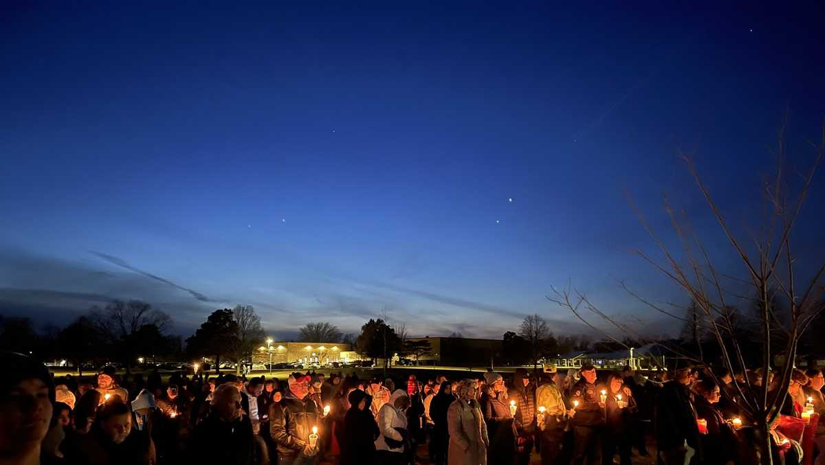 'Perry Strong': Hundreds gather to pray, mourn after Perry, Iowa school shooting