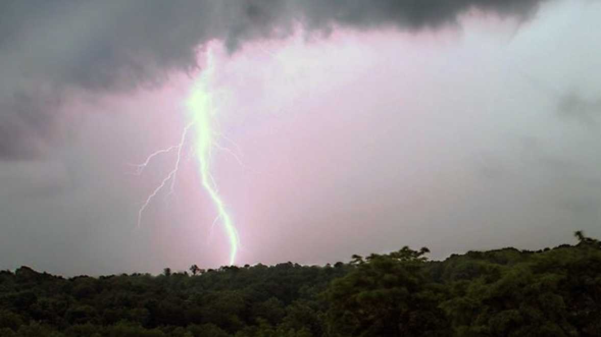 Lightning injures fans at golf tournament