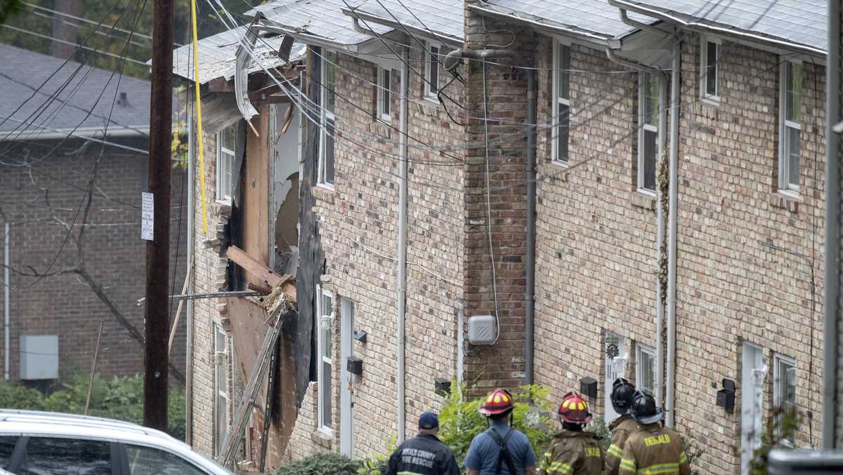 2 dead after plane crashes into Atlanta apartment complex