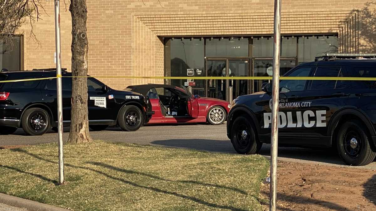 Police chase pursuit suspect who ditched car & ran into a mall