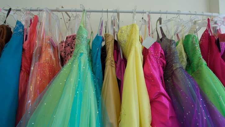 Prom drive aims at dressing Calif. students for memorable night