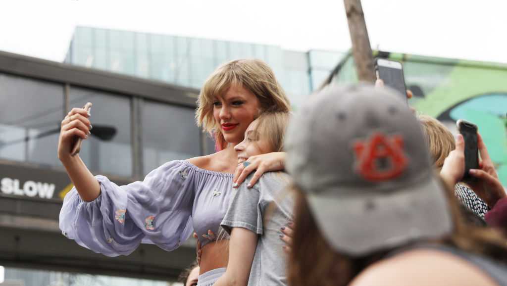 Taylor Swift surprises fans at Nashville mural
