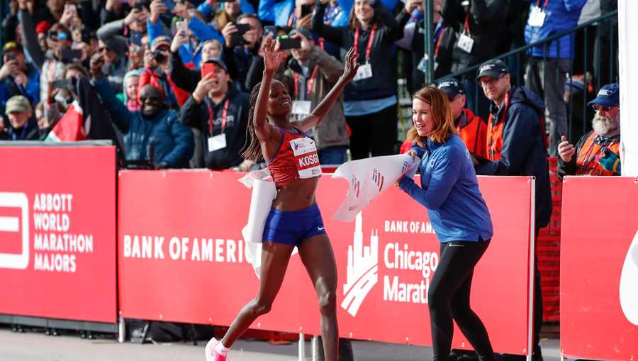 Chicago Marathon: Runner breaks world record for fastest time among ...