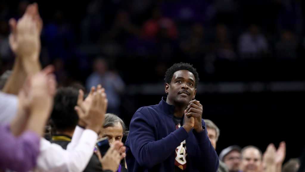Kings legend Chris Webber returns to Sacramento, unveils memoir