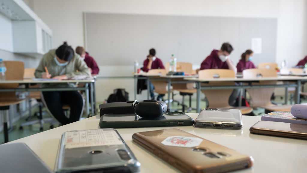 Legislation to keep Kentucky students from using cell phones in ...