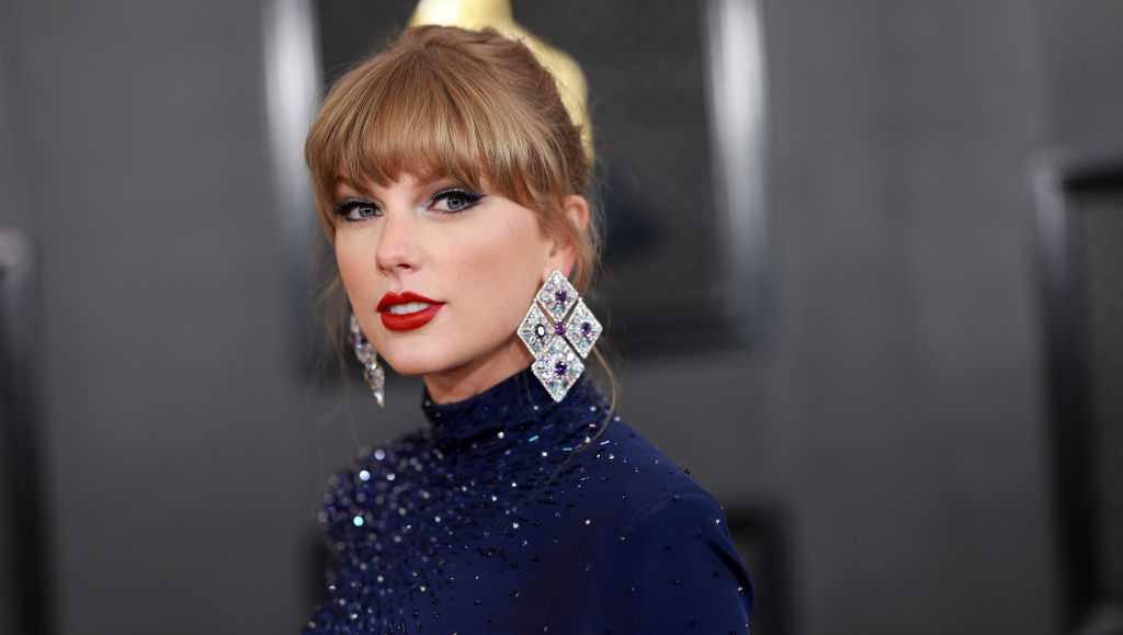 Woman Arrested Outside Taylor Swifts Home On Trespassing Charge
