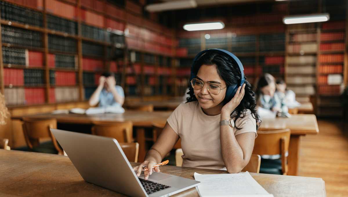 Student visits Amazon's Off-to-College Shop. Here's what to buy