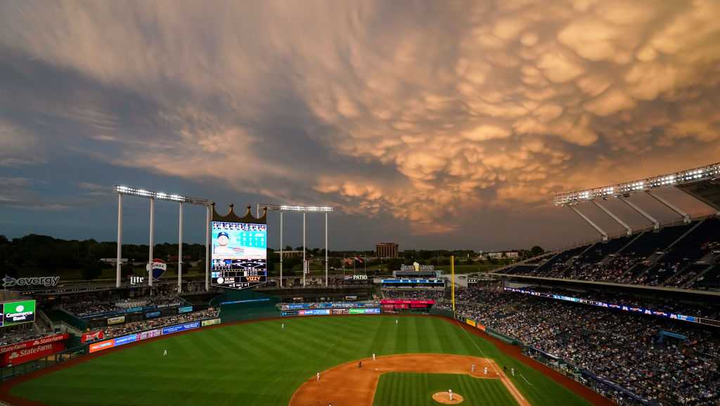 Kansas City Royals seek contestants for Hot Dog Race Championship