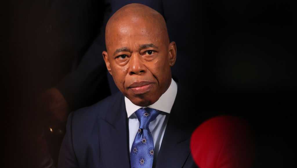 FBI searches homes of NYC police boss, 3 top mayoral deputies