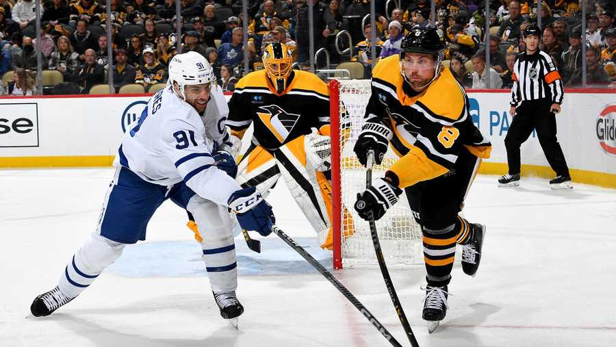 Tavares scores 400th goal, Toronto races by Crosby, Pens 5-2