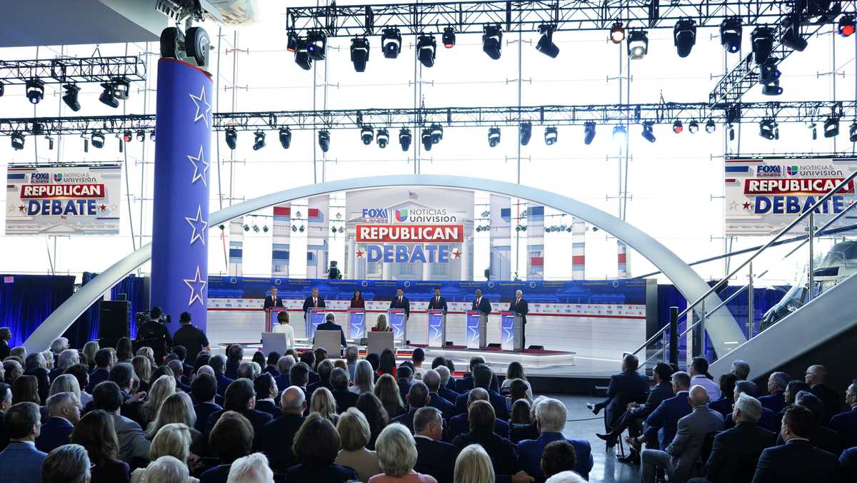 Iowa voters watch Republican presidential primary debate