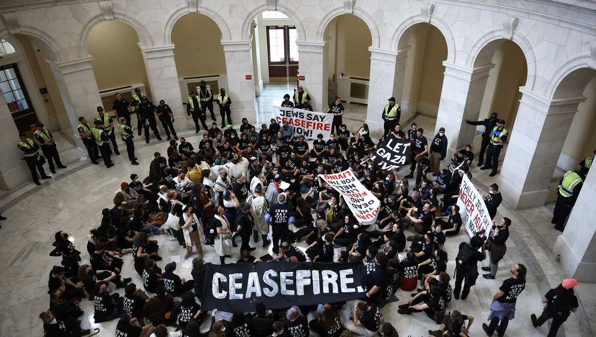 Jewish protesters take over building near Capitol