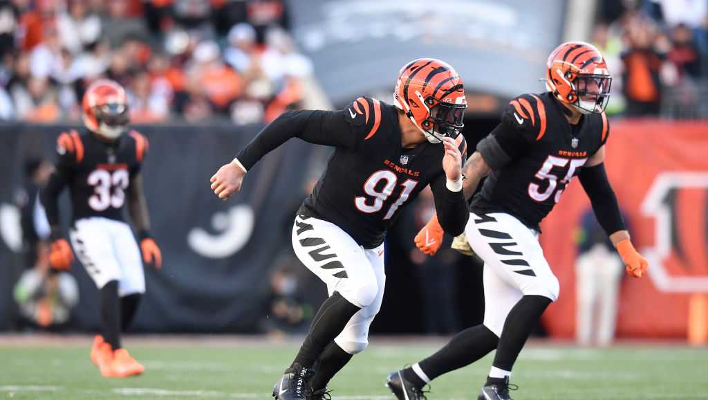 Report: Bengals' Hendrickson suffered hyperextended knee injury Sunday ...